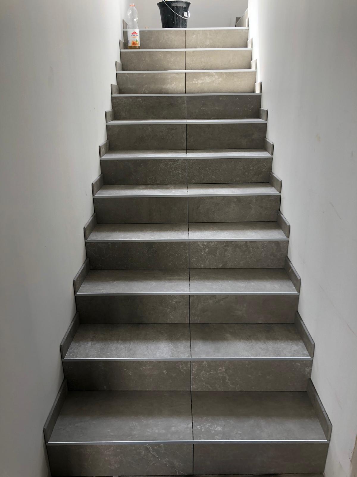Pose carrelage dans toute les pièces et escalier – VAR CONSTRUCTION